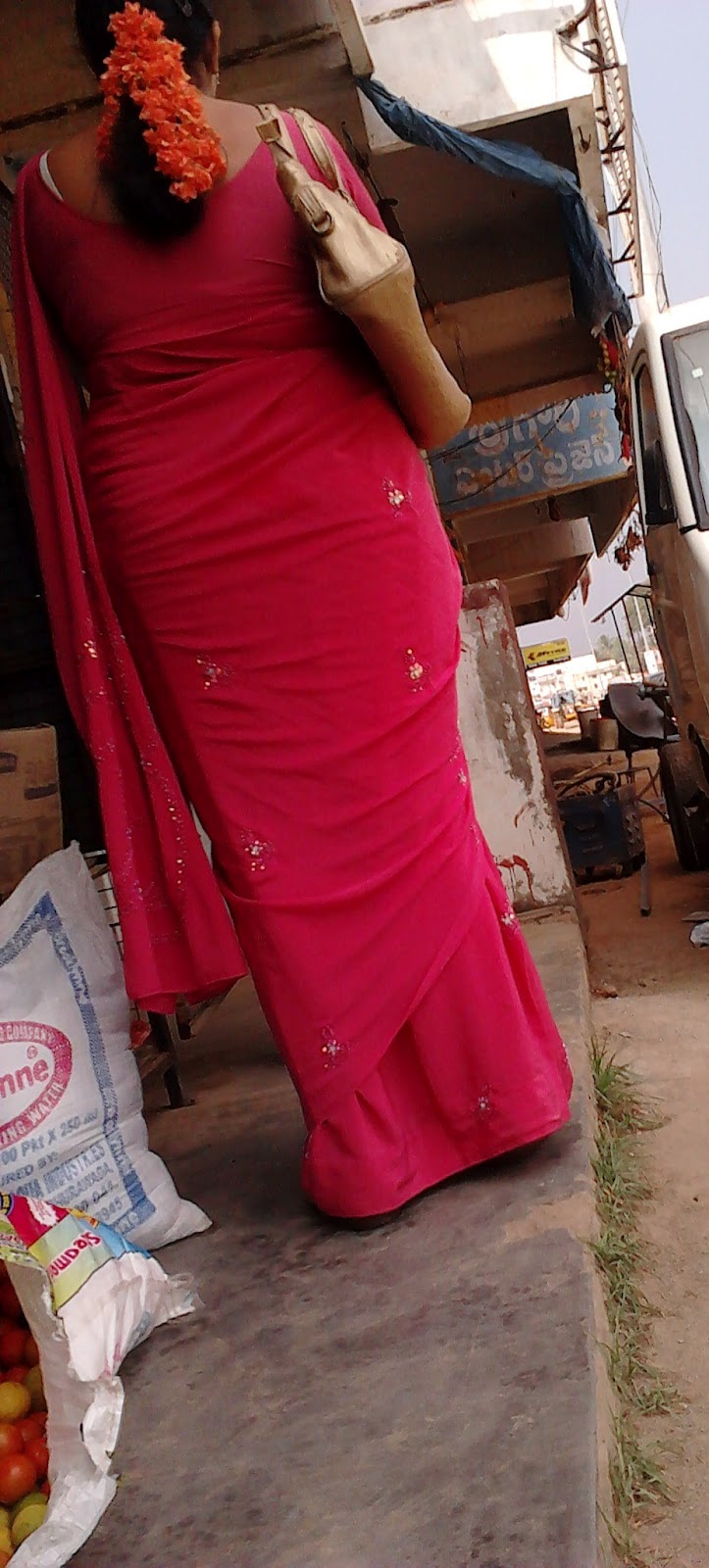 andhamina bhamalu : sexy saree back