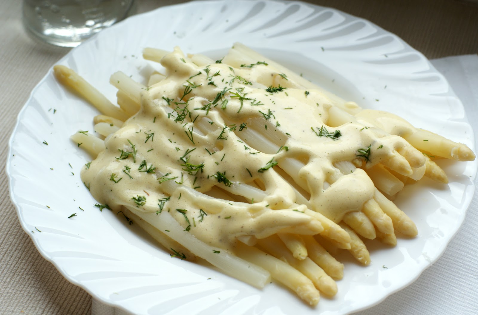 Kraina Smaków: Białe szparagi z puszystym sosem majonezowym