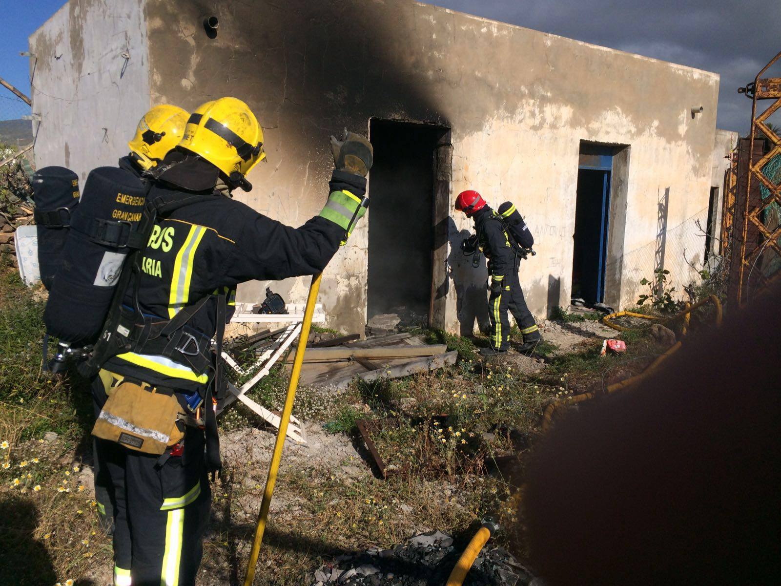 Vídeo: Incendio en una casa habitada por "ocupas", en Agüimes.
