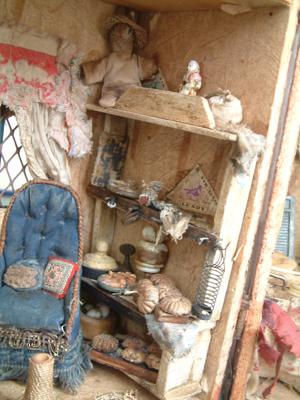 KT Miniatures Journal: Rare French Dolls House With Musical Toy Carriage!