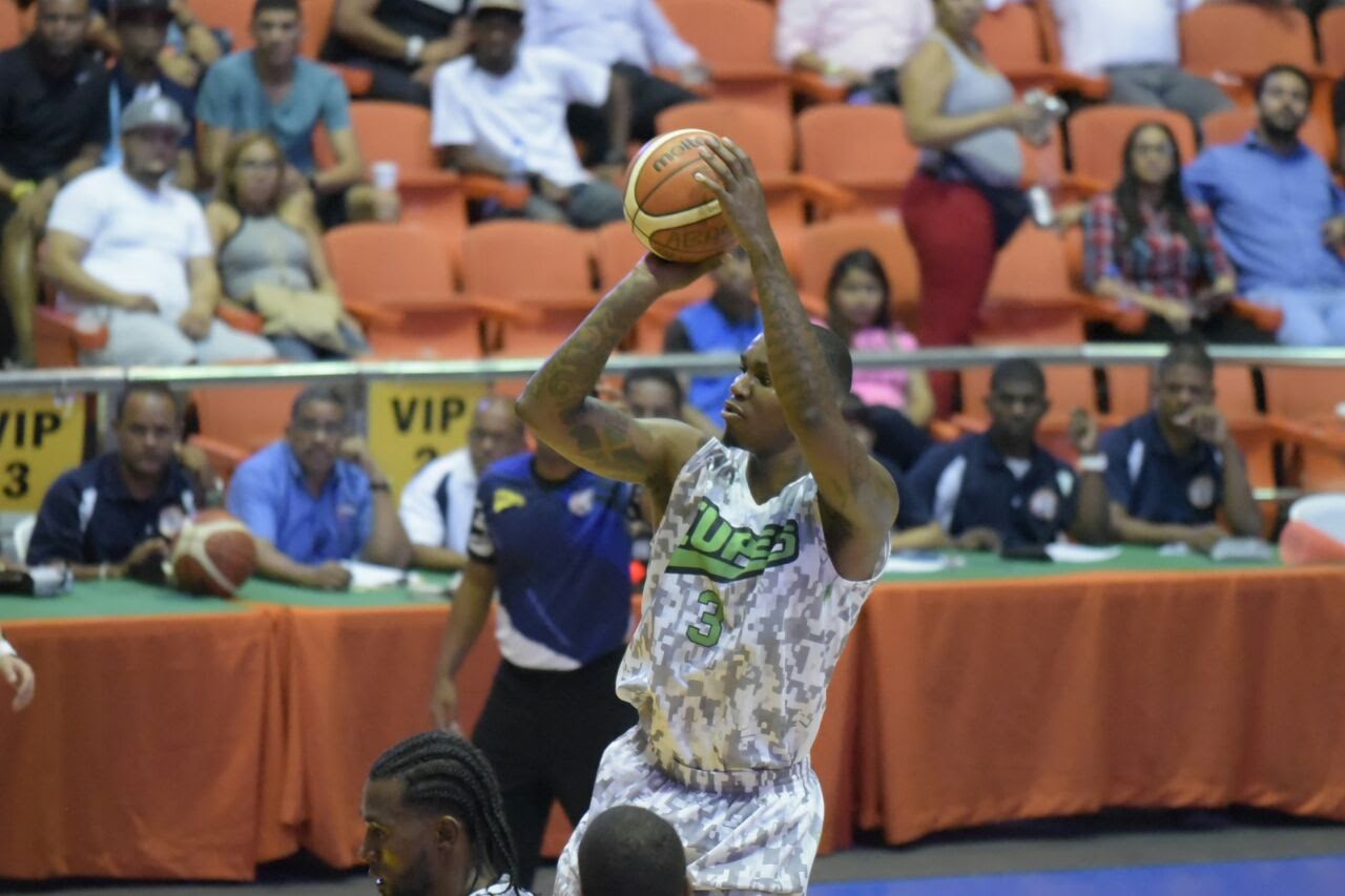 LO QUE PASO HOY: KEVIN FOSTER FIRMADO POR HURACANES