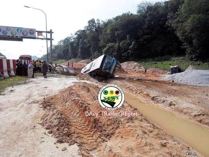 5 GAMBAR BAS UIA TERBALIK DI NKVE AKIBAT ANGIN LINTANG