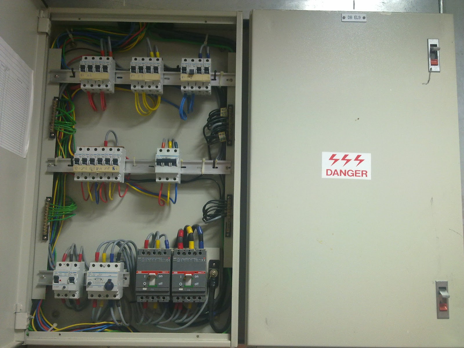 MeNarA KehiDupaN: Masalah Pada Power Distribution Box