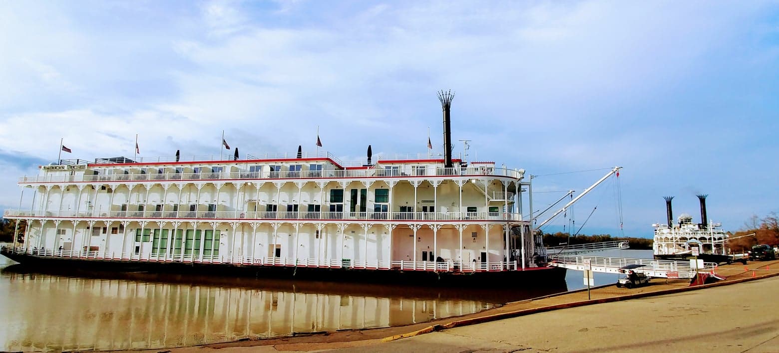 Marian's Hunting Stories, etc., etc., etc...: Four Riverboats In Town ...