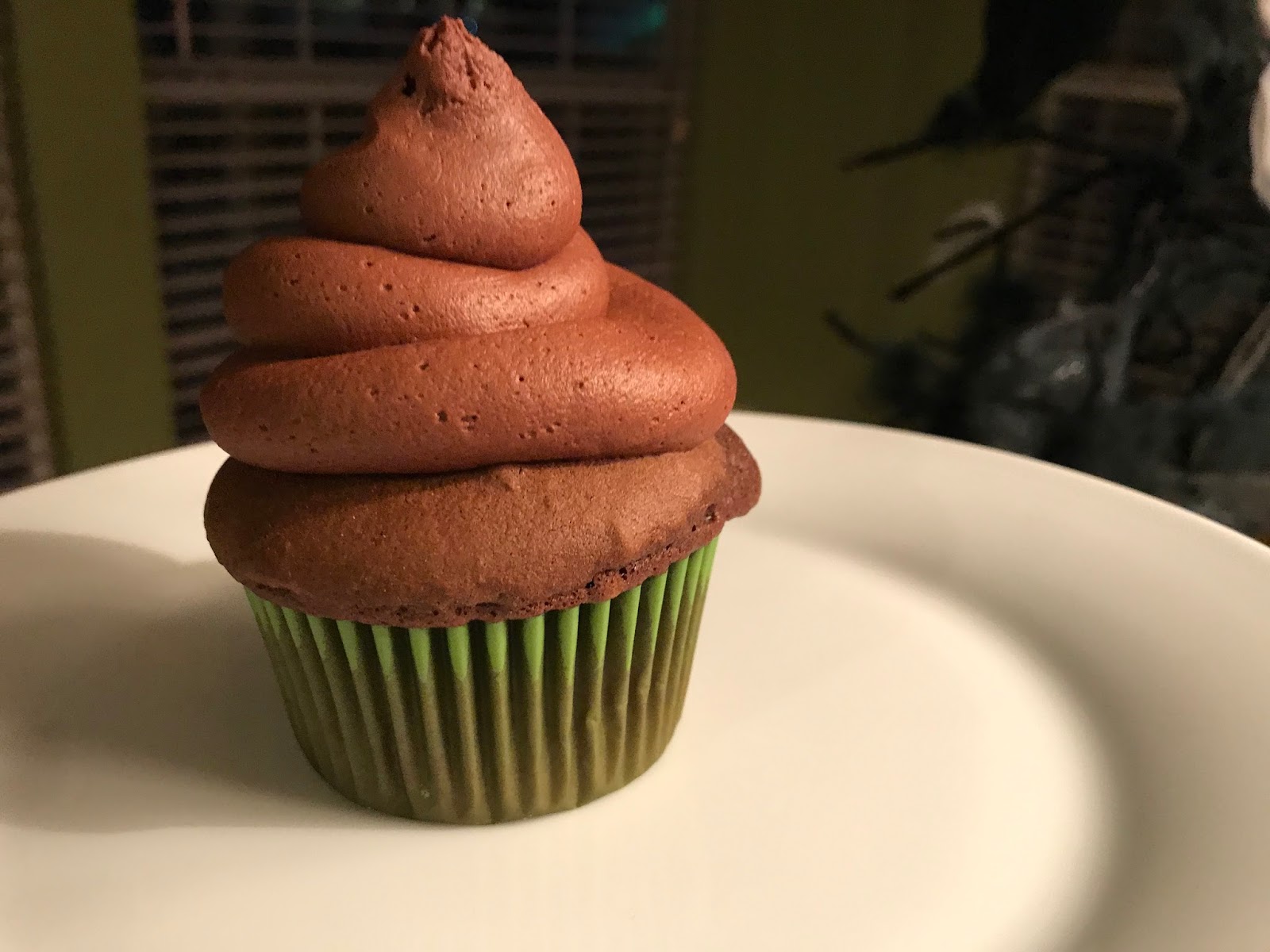Momfessionals: SCARY Easy Chocolate Cupcakes :)