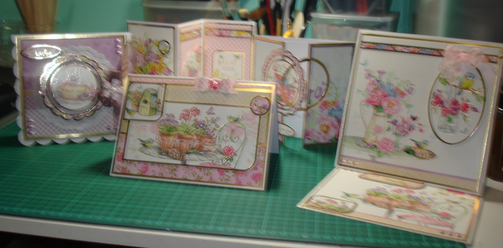 Lorraine Lives Here: making cards using Hunkydory kit