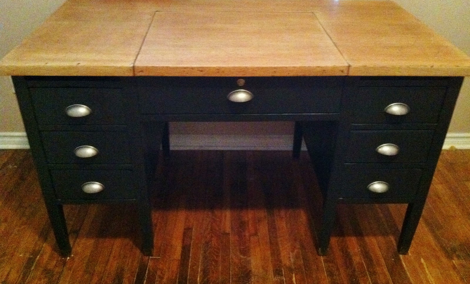 La Vie en Blanche: Refurbished Oak Desk