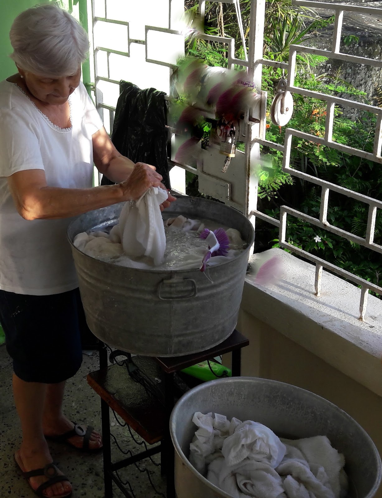 Forma correcta de lavar la ropa a mano cuando no hay luz o no podemos ...