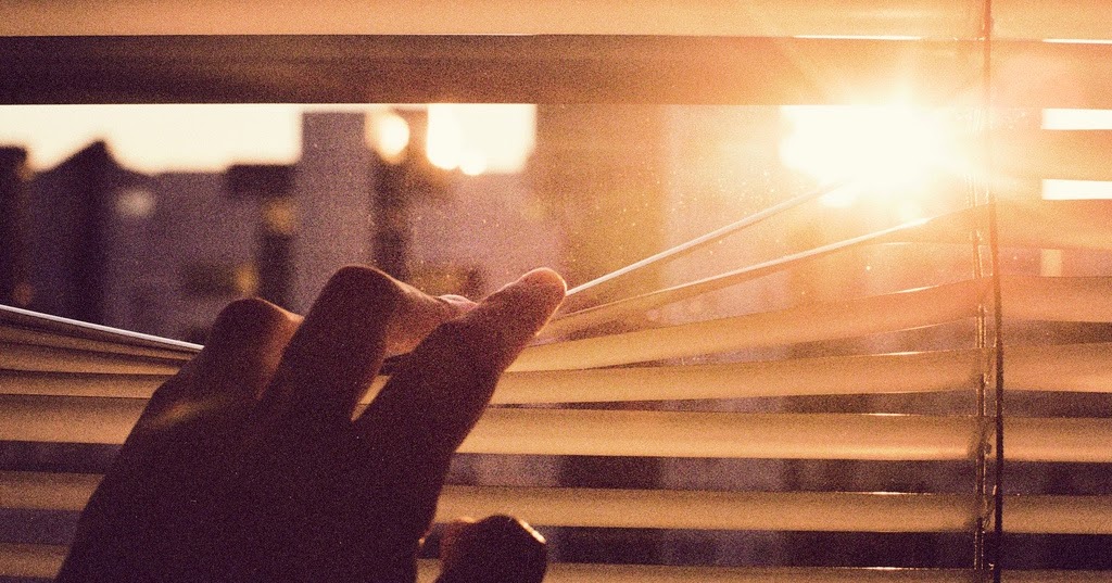 "Através" ou "por meio de”?