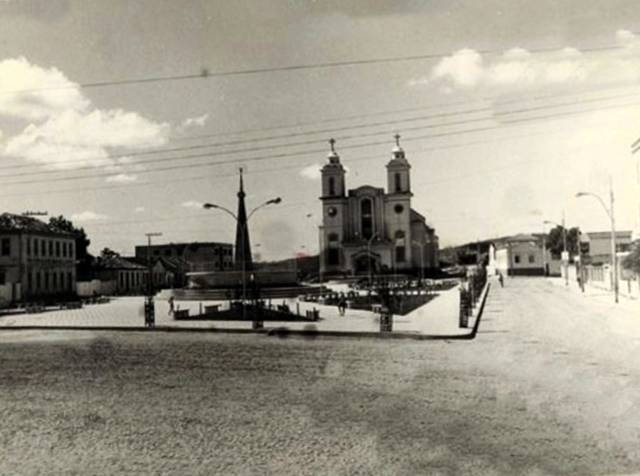 Museu Fotográfico de Divinópolis : Largo da Matriz & Catedral do Divino ...
