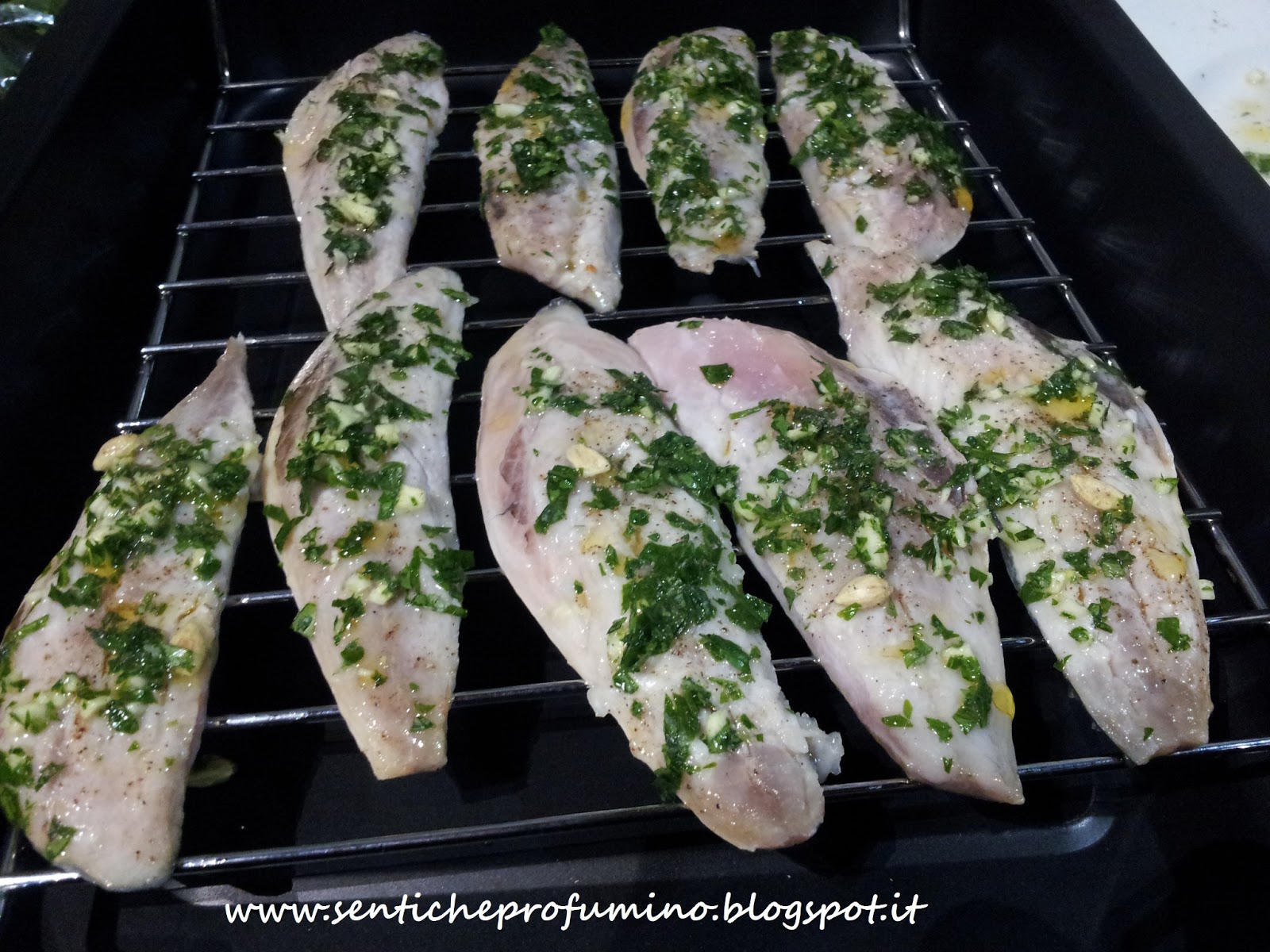 Filetti di sgombro marinati e grigliati in forno, ricetta leggera