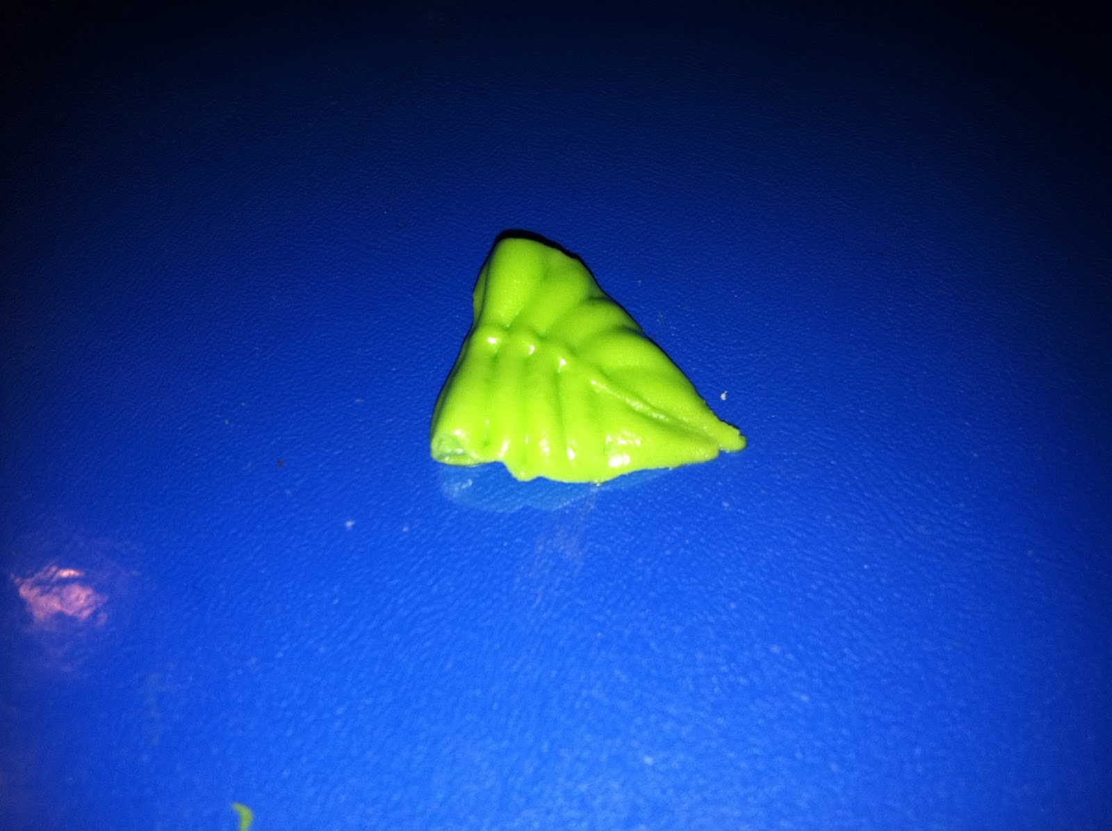 The Iced Queen: Piping with Leaf Tips