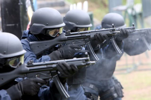 DEFENSE STUDIES: Kopassus Menerima 315 Senapan HK MP5