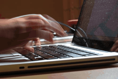 Personas que aprenden a teclear solas son tan rápidas como las que ...