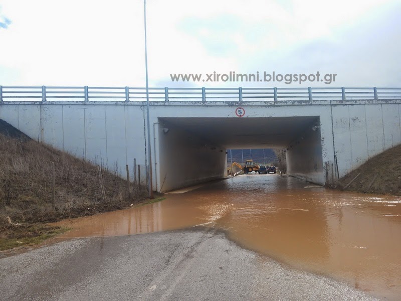 Πλημμυρισε ο καμπος των Καραγιαννιων μετα την εντονη νεροποντη.Φραγμενα ...