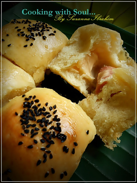 ..Cooking with soul.....: ROTI INTI CHEESE 'N' SOSEJ