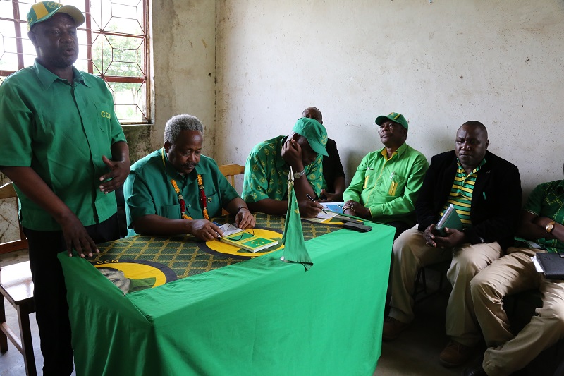 OLE SENDEKA AKUTANA NA MAKATIBU NA WAJUMBE WA KAMATI YA SIASA WILAYANI ...