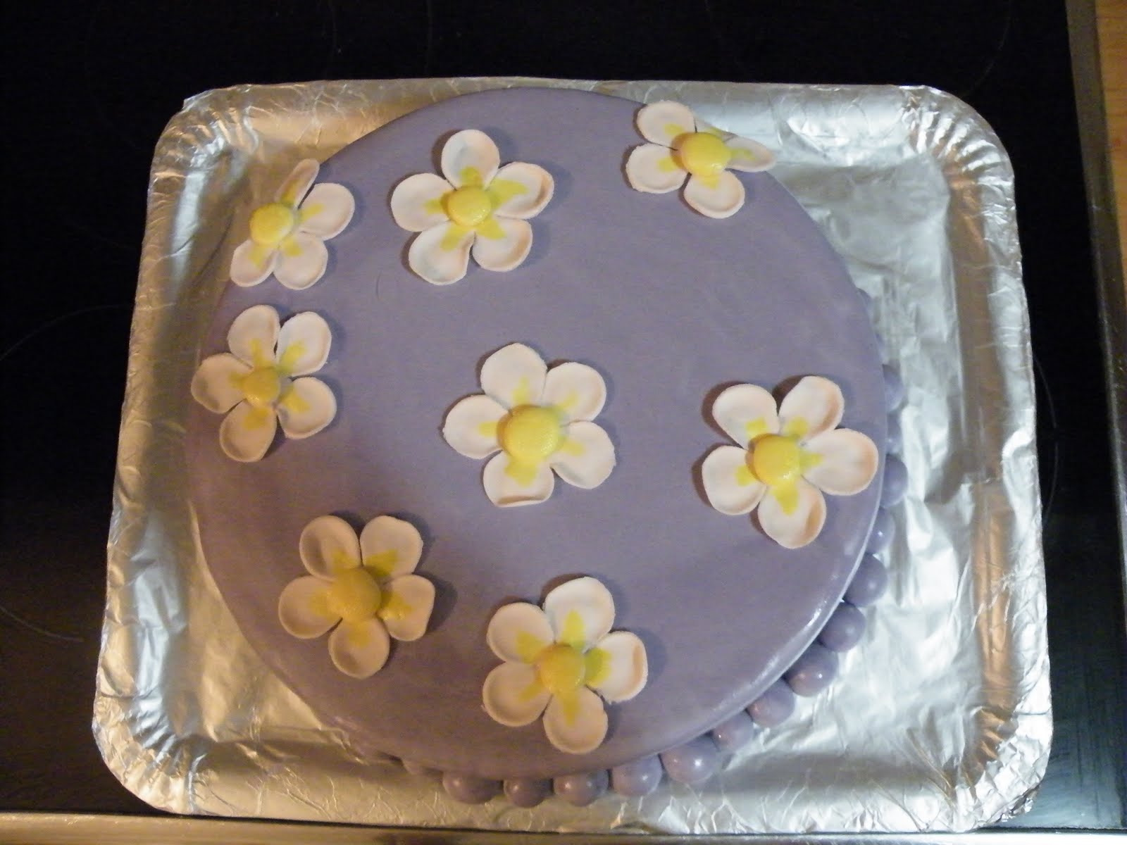 LA CASA DE NANA: tarta morada con flores