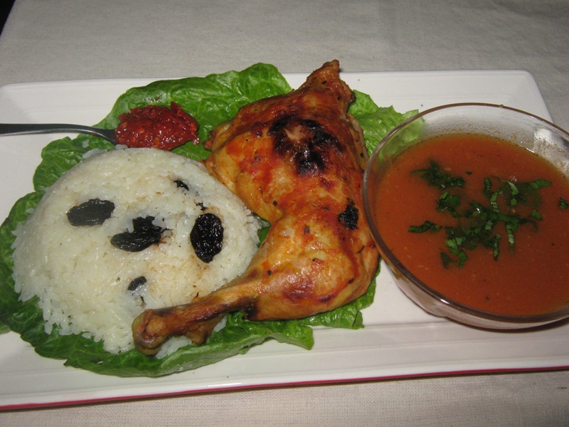 In Bucatarie cu Aziz: Orez cu stafide si pui la cuptor in sos de rosii