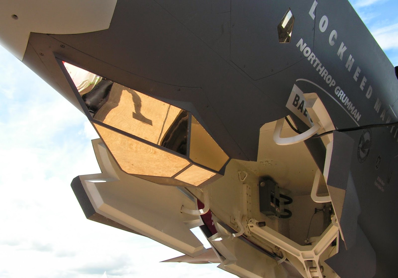 WARFARE: LOCKHEED MARTIN F-35 LIGHTNING II. Um caça para todas as missões