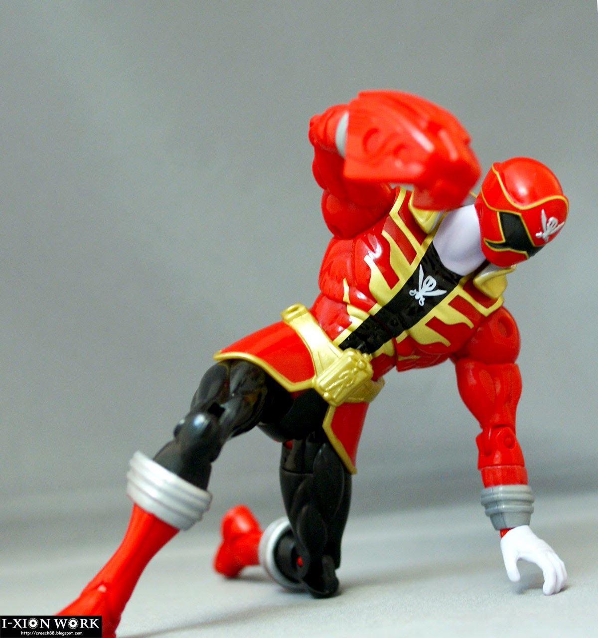 一眼看穿: Power Rangers Super Megaforce - Armored Super Mega Red