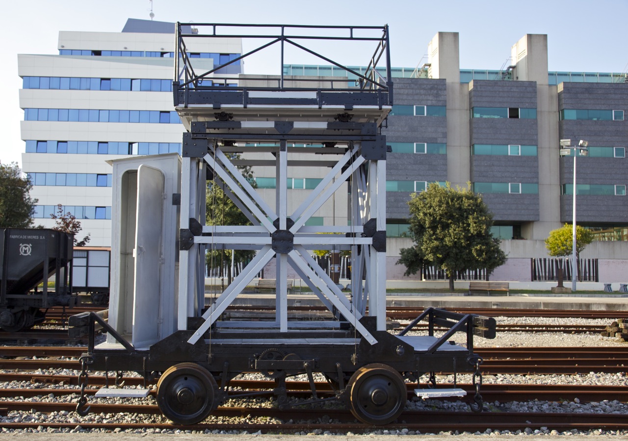 Lavagoneta: Castillete restaurado en el Museo FFCC de Asturias