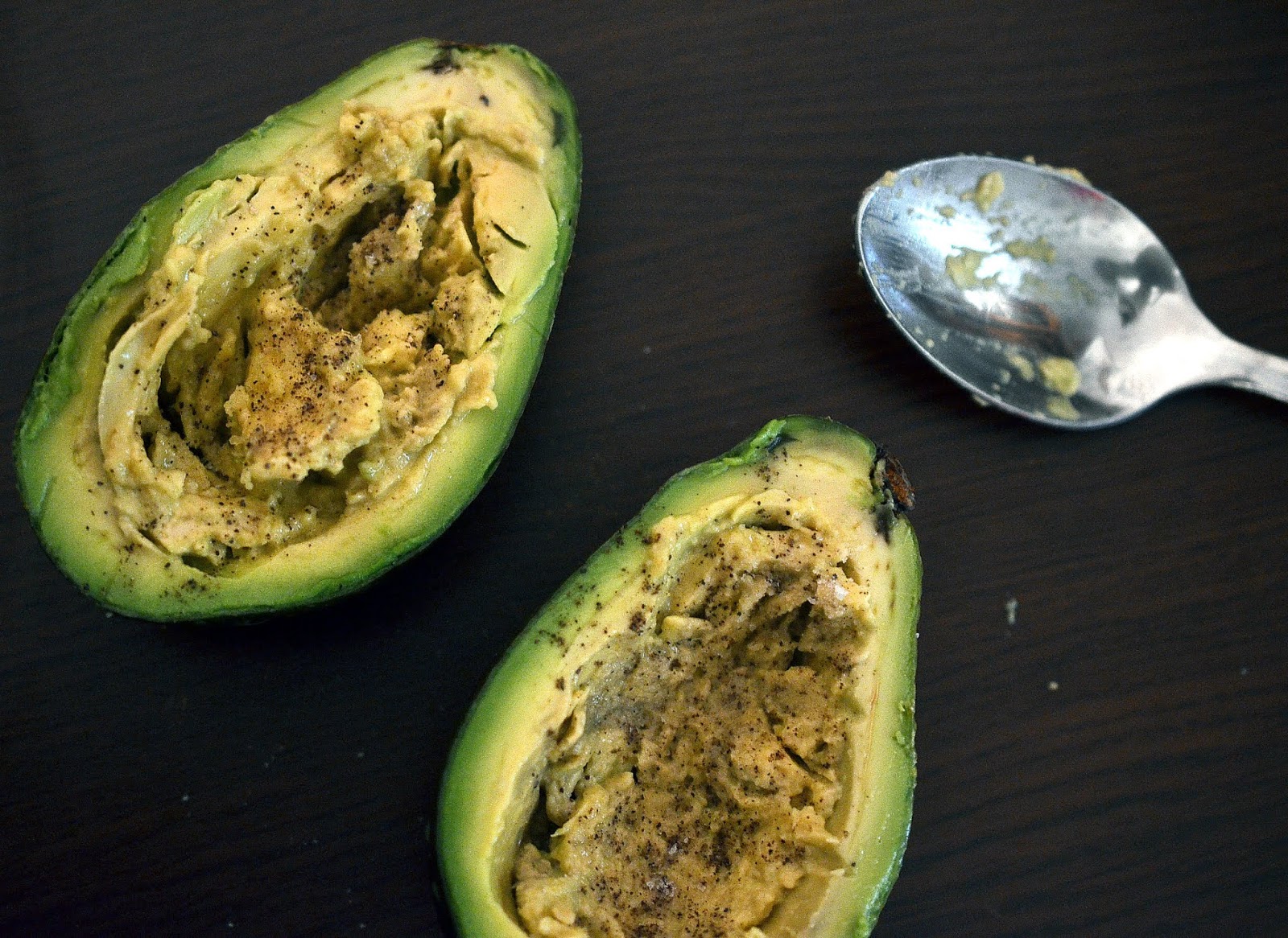 Avocado copt cu bacon si oua de prepelita – Alexandra’s kitchen