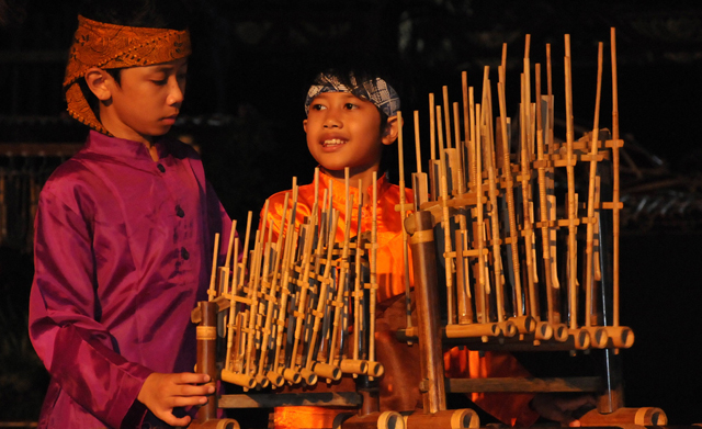 Melacak Kesenian Angklung | Kumeok Memeh Dipacok