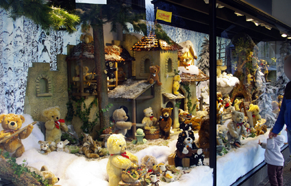 Mako Creative Sharkbites: Christmas window displays in Bonn - an ...