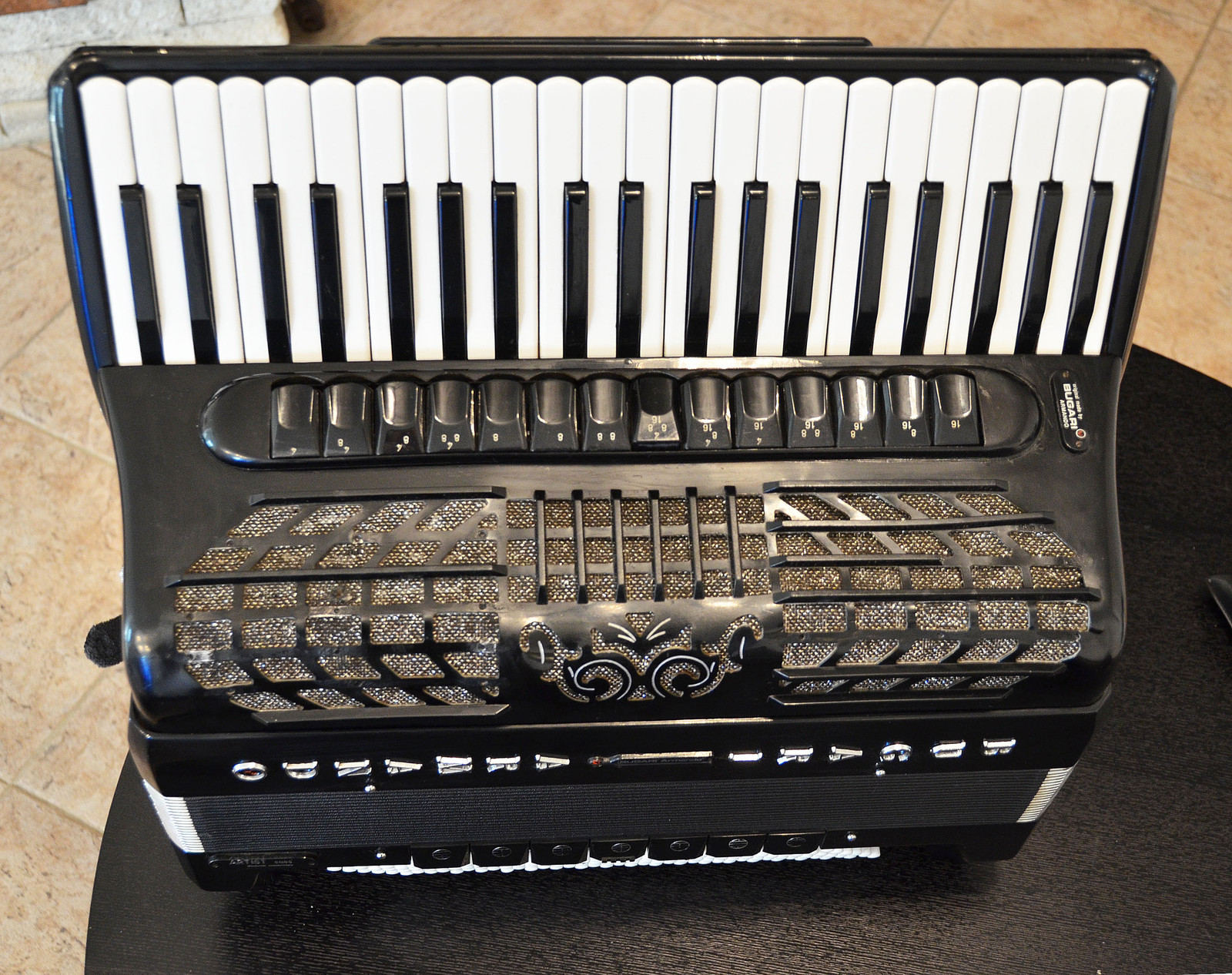 Un blog pour accordeonistes: Bugari Armando Artist Cassotto