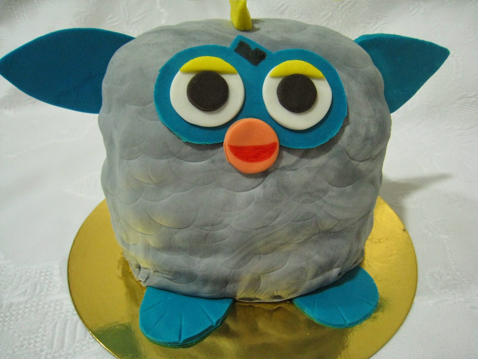 El Dulce Jardín de Carol: Tarta Furby con cupcakes a juego