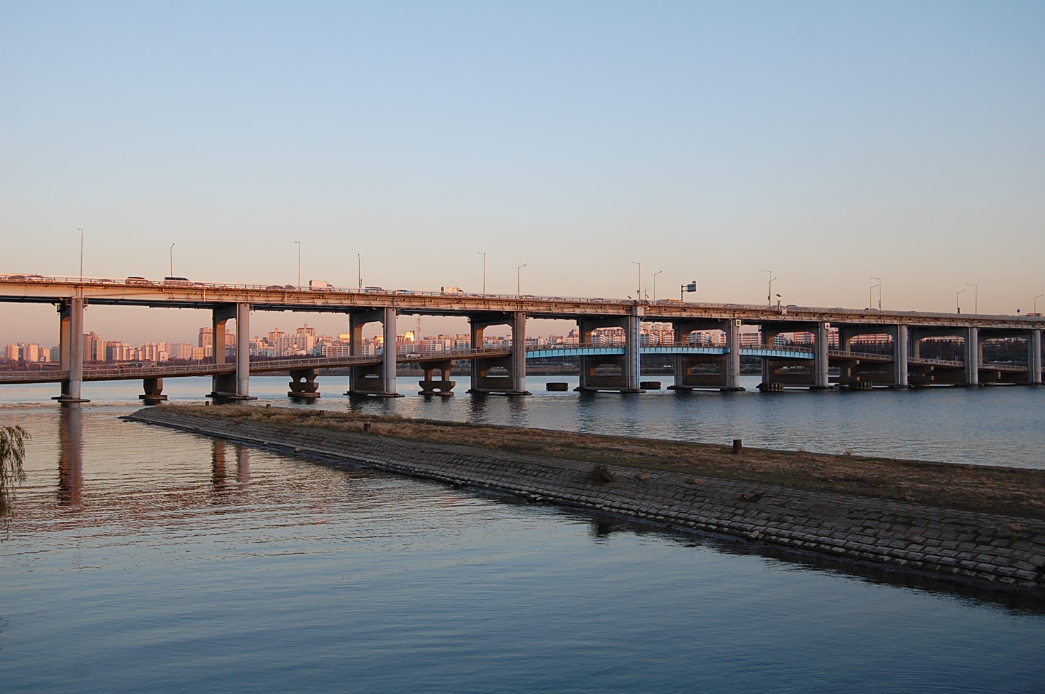 Pilgrim with a Passport: Banpo Double-Decker Rainbow Bridge