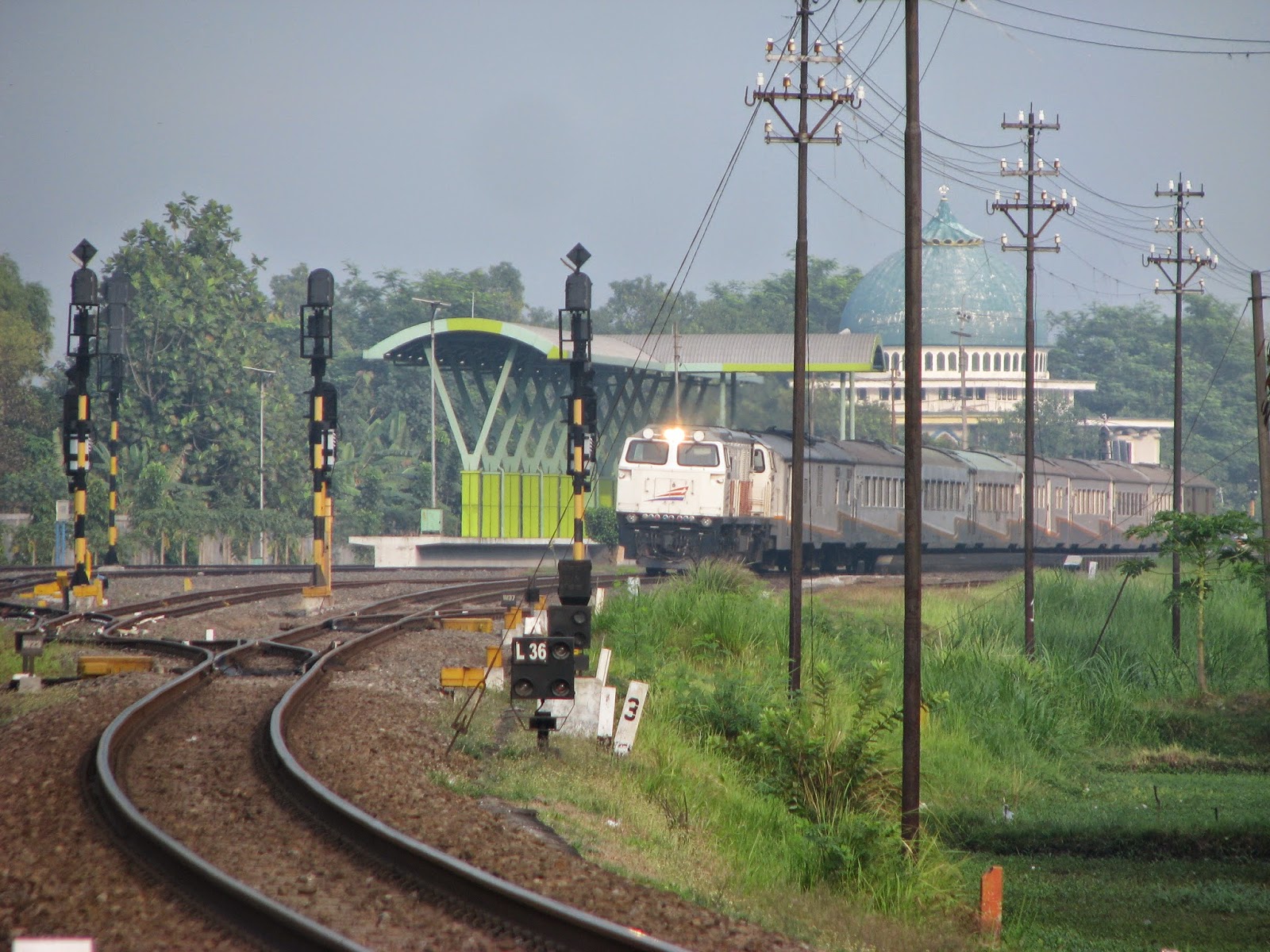Kereta Api Indonesia: Rangkaian Kereta Api Turangga Berjalan Langsung ...