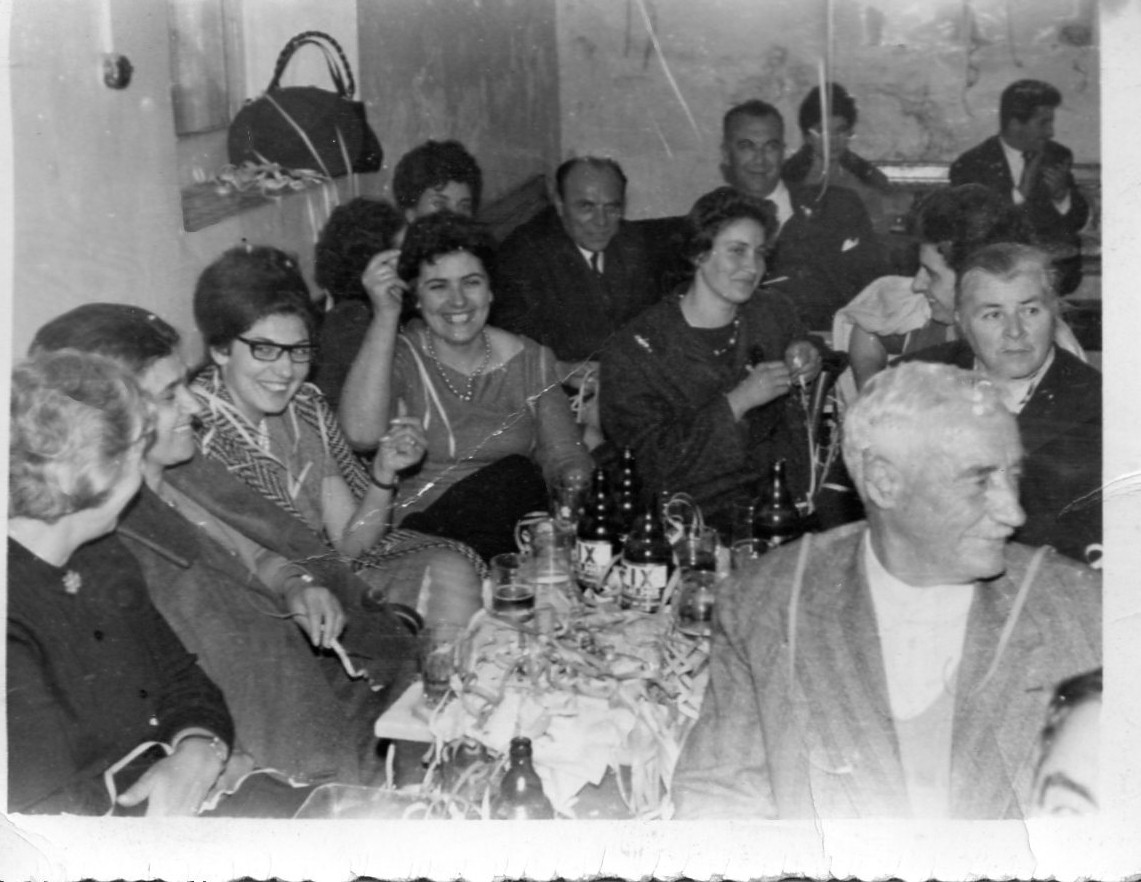 ΑΜΦΙΚΛΕΙΑ ΔΑΔΙ: Αποκριες στο καφενειο " το νεον"