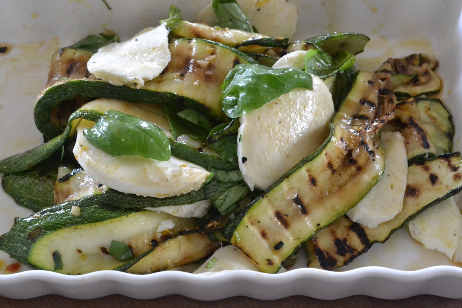 Eet lekker: Gegrilde courgette met mozzarella en basilicum
