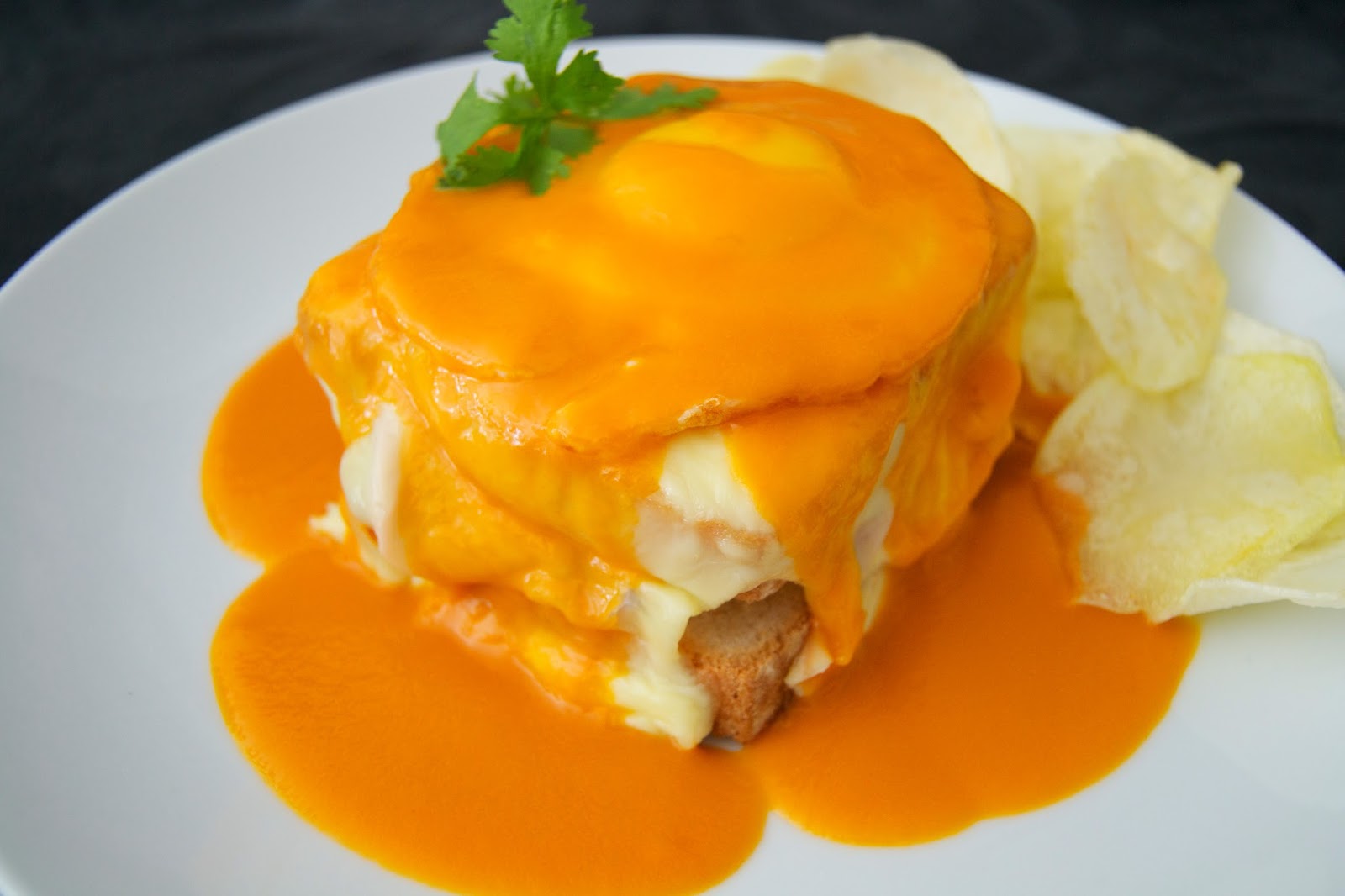 Francesinha [Francesinha - Portuguese typical dish] | Petiscana