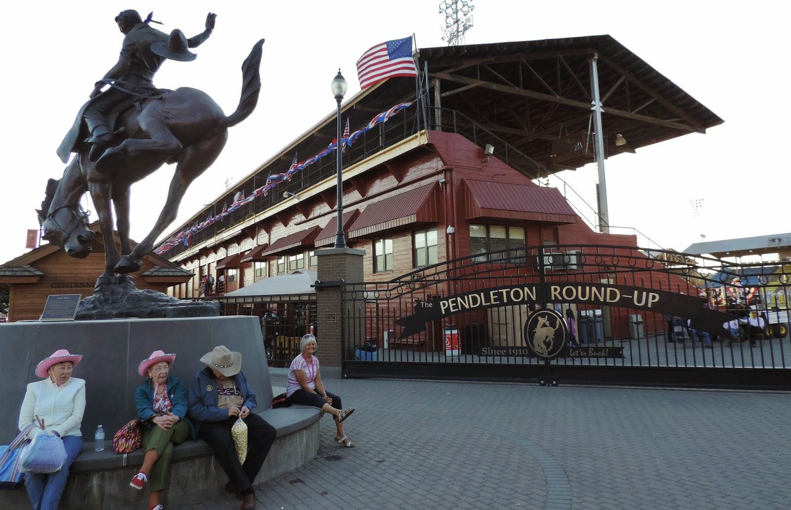 2015 TRAVELS : PENDLETON ROUND-UP - LET 'ER BUCK!