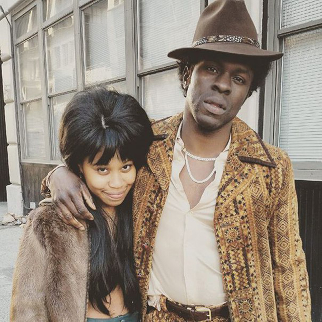 The Peak of Très Chic: Deuces Up