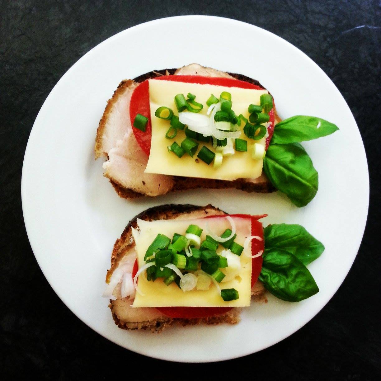 Chocolate Muffin Blog: Kanapki z pieczonym mięsem, serem żółtym, pomidorem i szczypiorkiem