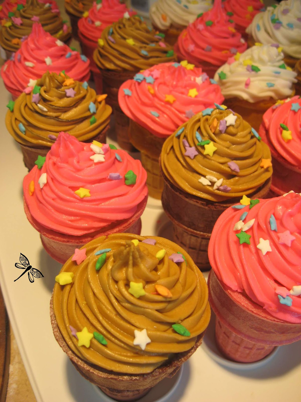 Libellule et ses spatules: Gâteaux dans des cornets