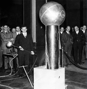 ΑΓΓΙΓΜΑ ΦΥΣΙΚΗΣ...: Σαν σήμερα... 1967, πέθανε ο πυρηνικός φυσικός ...