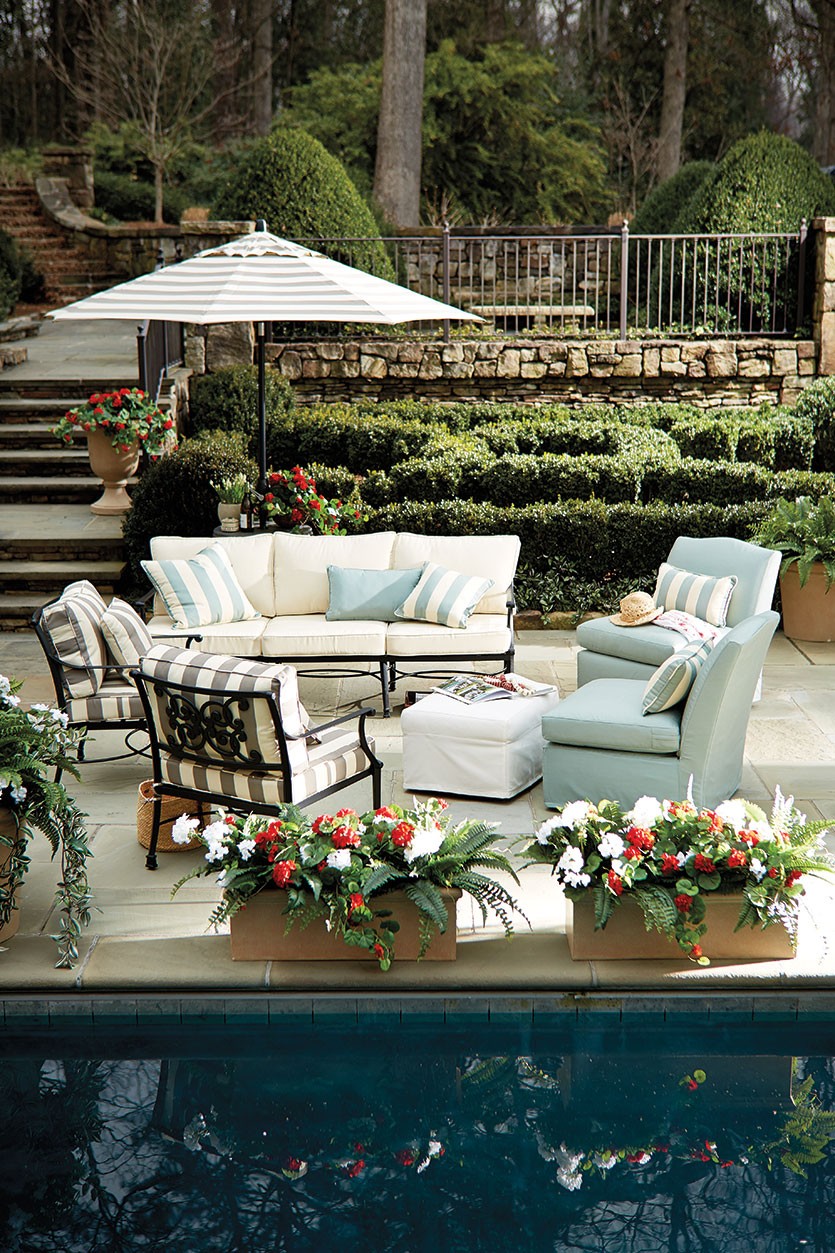 OUTDOOR SEATING STYLE