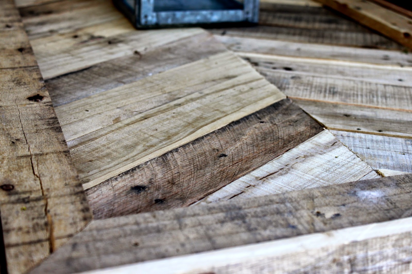 Crafty Texas Girls: DIY Chevron Pallet Table