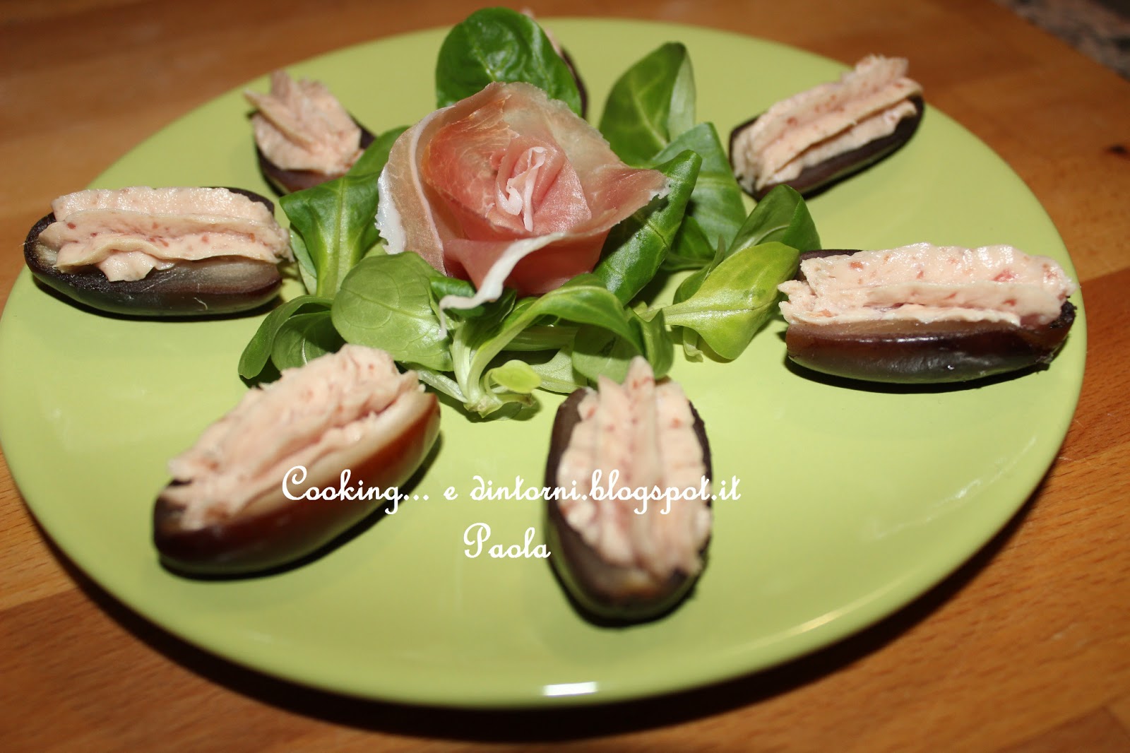 Cooking...e dintorni: Datteri freschi con mousse di robiola e prosciutto