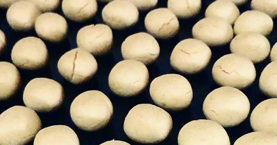 Nadia's Kitchen: Almond Sujee Cookies