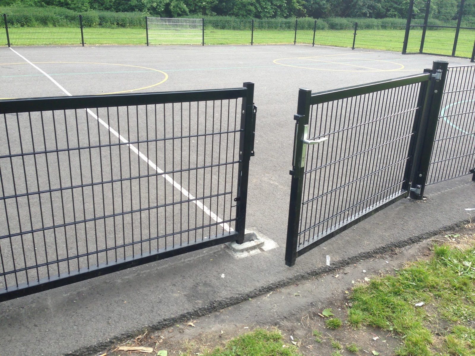 A Daily Dose of Dennis: Het hek is open!