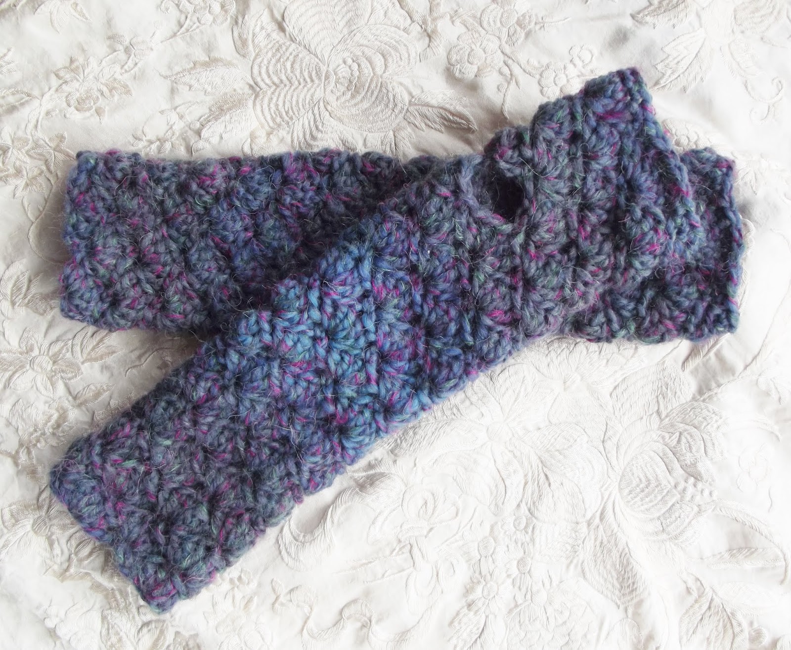 Delicate Stitches: Cosy Shells Fingerless Gloves-Free Pattern!