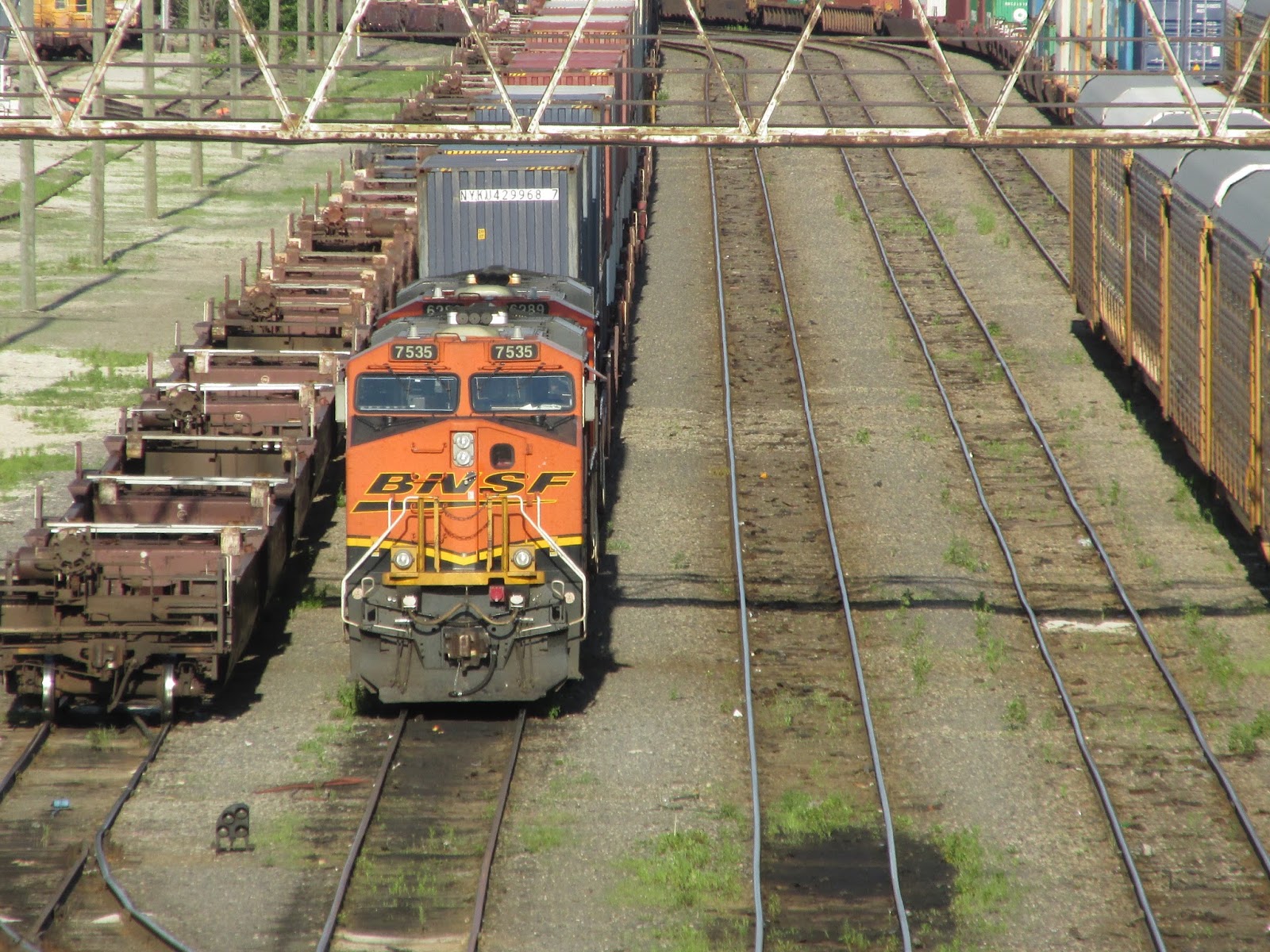Eddie's Rail Fan Page: An eastbound BNSF Railway intermodal train ...