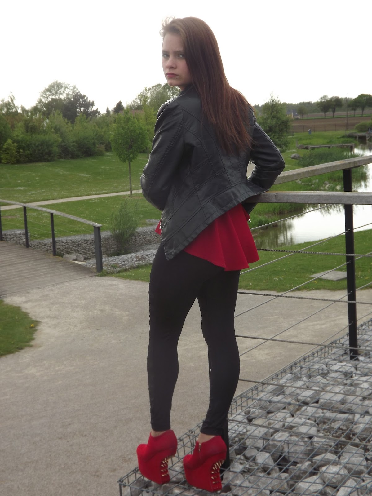 TANYA WALL officiel: Tanya WALL is coming back in red and black