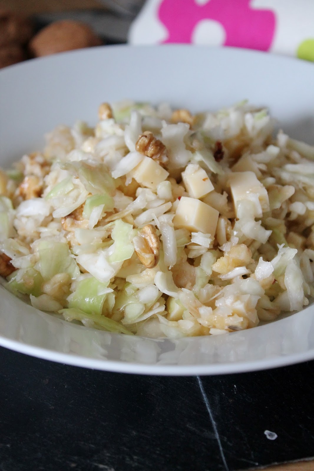 Salade de chou, pomme et noix